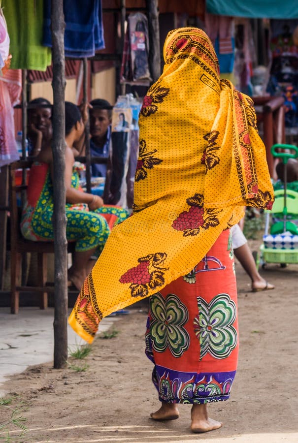 Femme Malgache Sur La Plage Image éditorial - Image du lagune, bleu ...