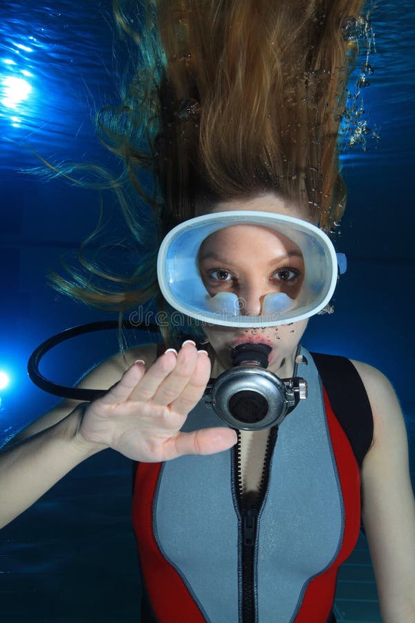 Femme de scaphandre image stock. Image du masque, néoprène - 24865347