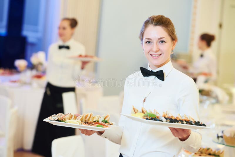 Femme De Serveuse Dans Le Restaurant Photo stock - Image du mangez ...