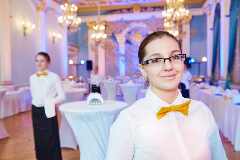 Femme De Serveuse Dans Le Restaurant Photo stock - Image du mangez ...