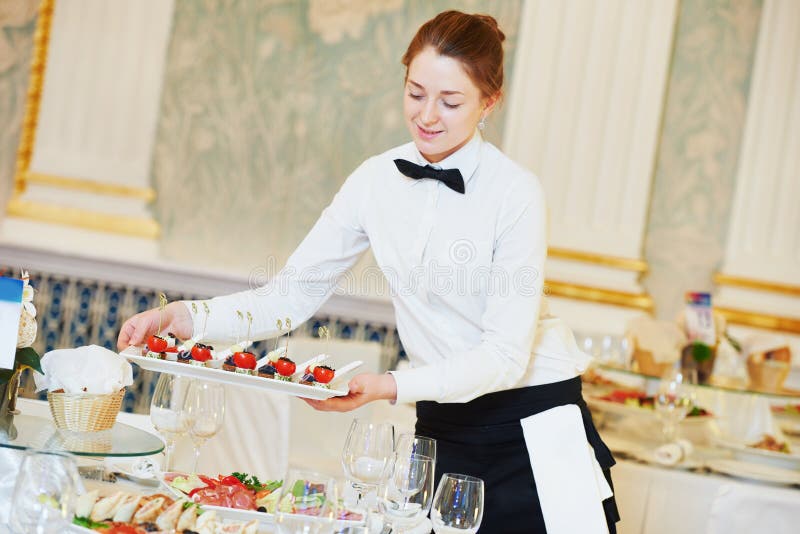 Femme De Serveuse Dans Le Restaurant Photo stock - Image du mangez ...