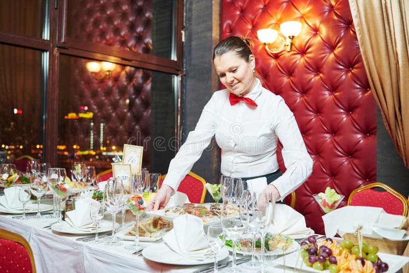 Femme De Serveuse Dans Le Restaurant Photo stock - Image du mangez ...