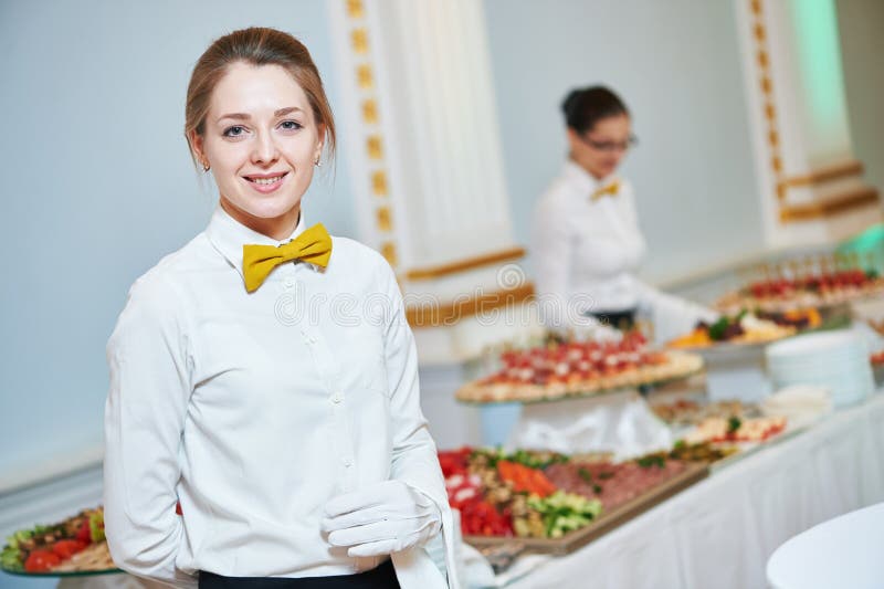 Femme De Serveuse Dans Le Restaurant Photo stock - Image du mangez ...