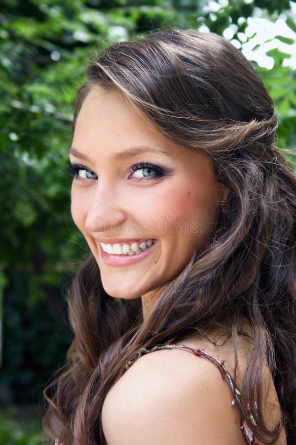 Femme De Sourire Assez Jeune Image stock - Image of yeux, pièce: 14880287