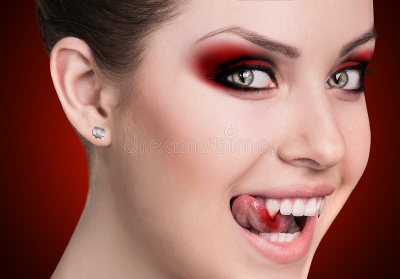 Femme De Vampire Avec Des Crocs Photo stock - Image of halloween ...