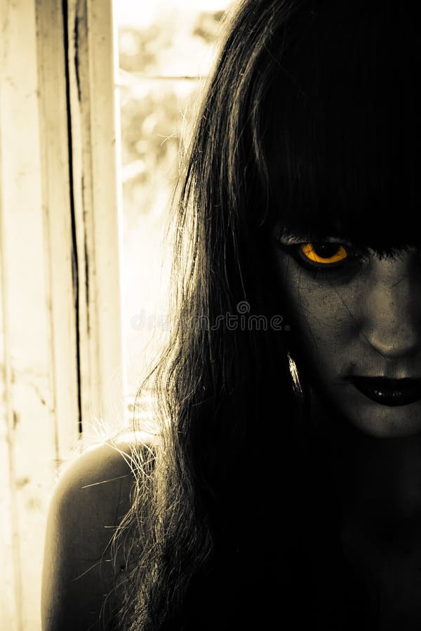 Fille De Veille De La Toussaint Avec La Bouche Effrayante Image stock ...