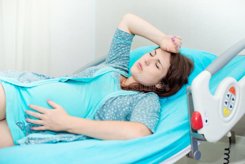 Femme Enceinte Dans L'accouchement Photo stock - Image du docteur ...