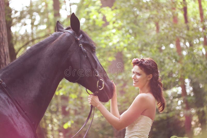 Femme deux avec le cheval photo stock. Image of adulte - 16889874