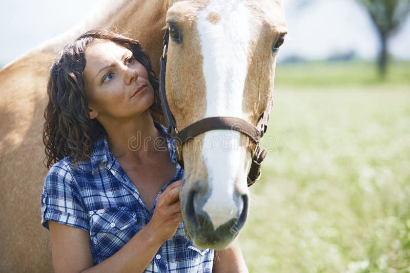 Femme Et Cheval Ensemble Au Pré Photo stock - Image du personne ...