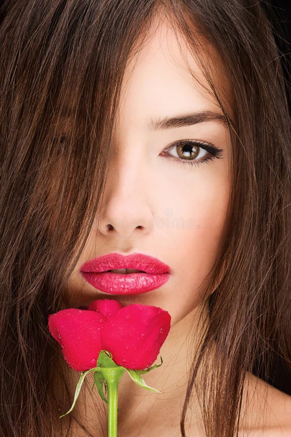 Femme et rose de rouge photo stock. Image du beauté, rose - 30580838