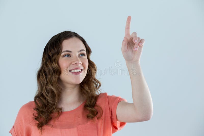 Femme Feignant Pour Prier Contre Le Mur De Briques Image stock - Image ...