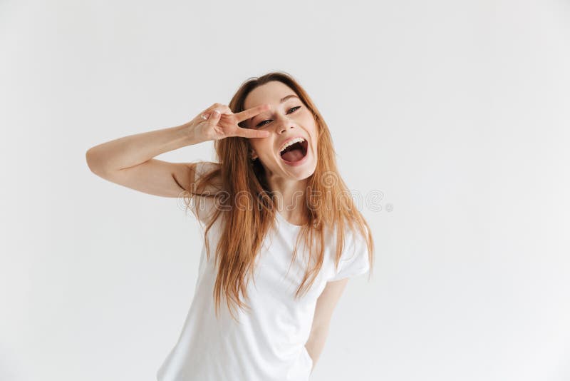 Femme Gaie D'ajustement Tenant Une Bouteille Avec L'eau Et Le Tapis De ... Femme Gaie D'ajustement Tenant Une Bouteille Avec L'eau Et Le Tapis De ...