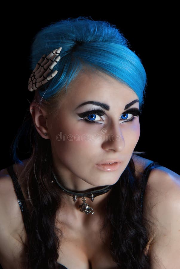 Femme Gothique Avec Les Poils Bleus Se Trouvant Avec Les Roses Blanches ...