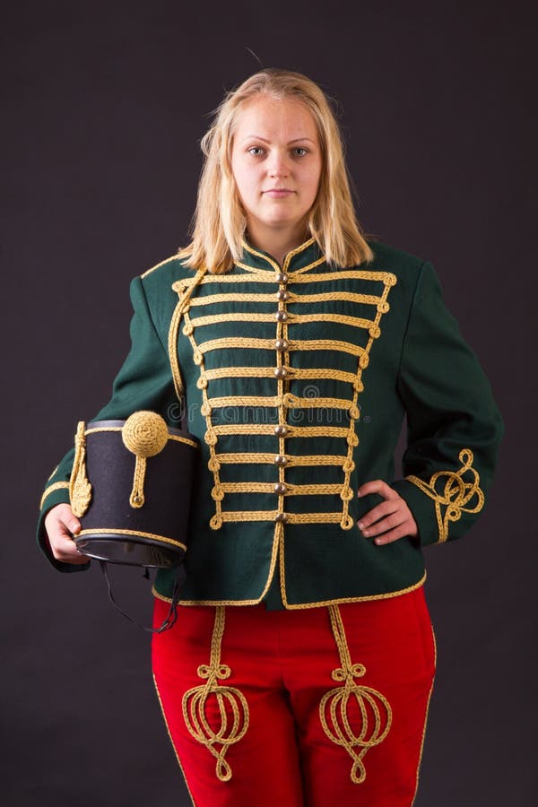 Femme hongroise de hussard photo stock. Image of vert - 28485944