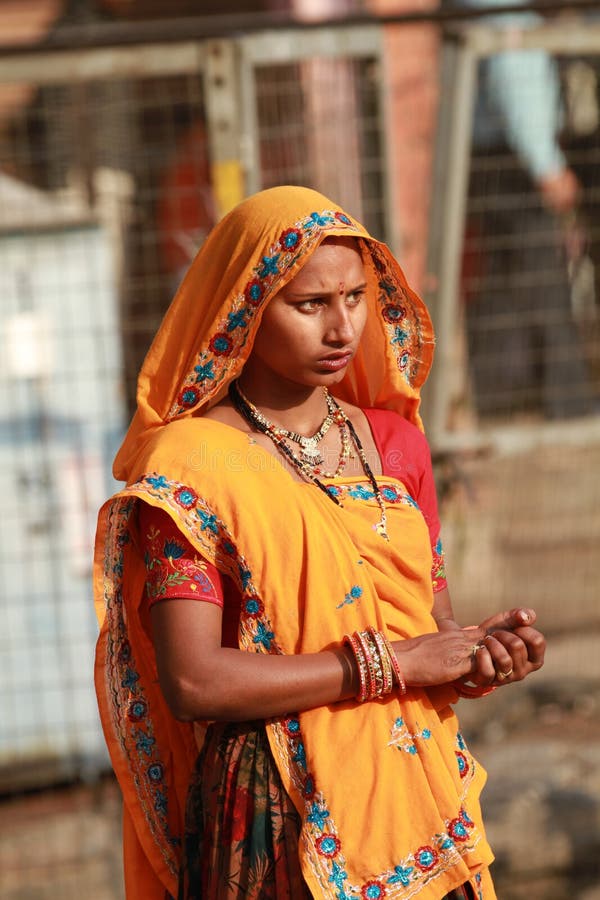 Dame Indienne Attirante Dans Le Costume Traditionnel Photo stock ...