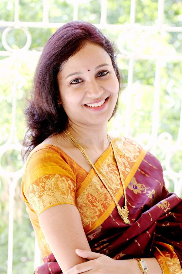 Femme indienne heureuse image stock. Image du assez, heureux - 24857837