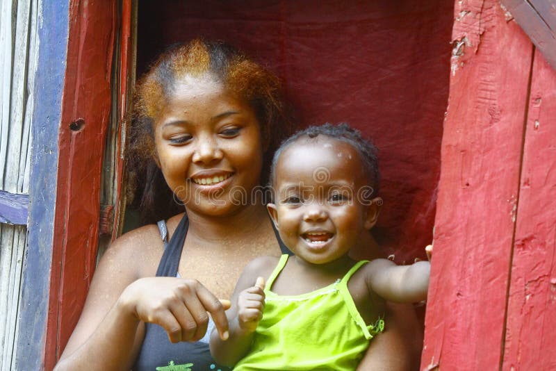 Femme Malgache Heureuse Avec Son Enfant Photo stock - Image du ...