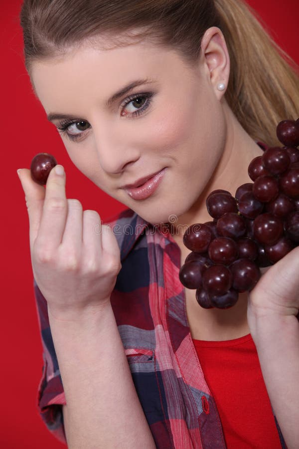 Femme mangeant des raisins photo stock. Image du alimentaire - 27191872