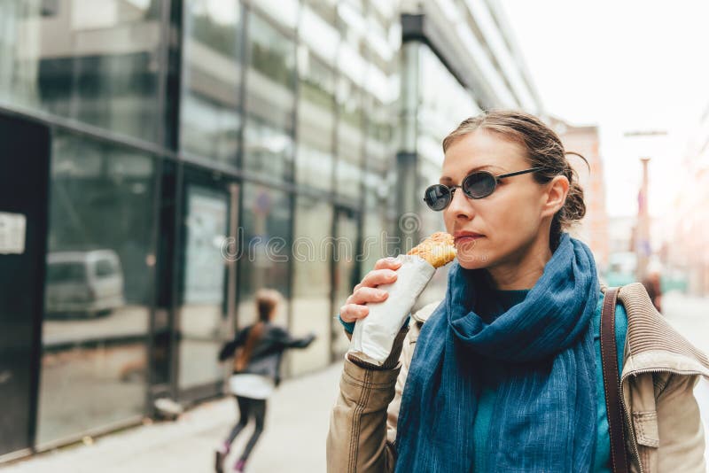 Femme Mangeant Le Sandwich Et La Marche Image stock - Image du durée ...