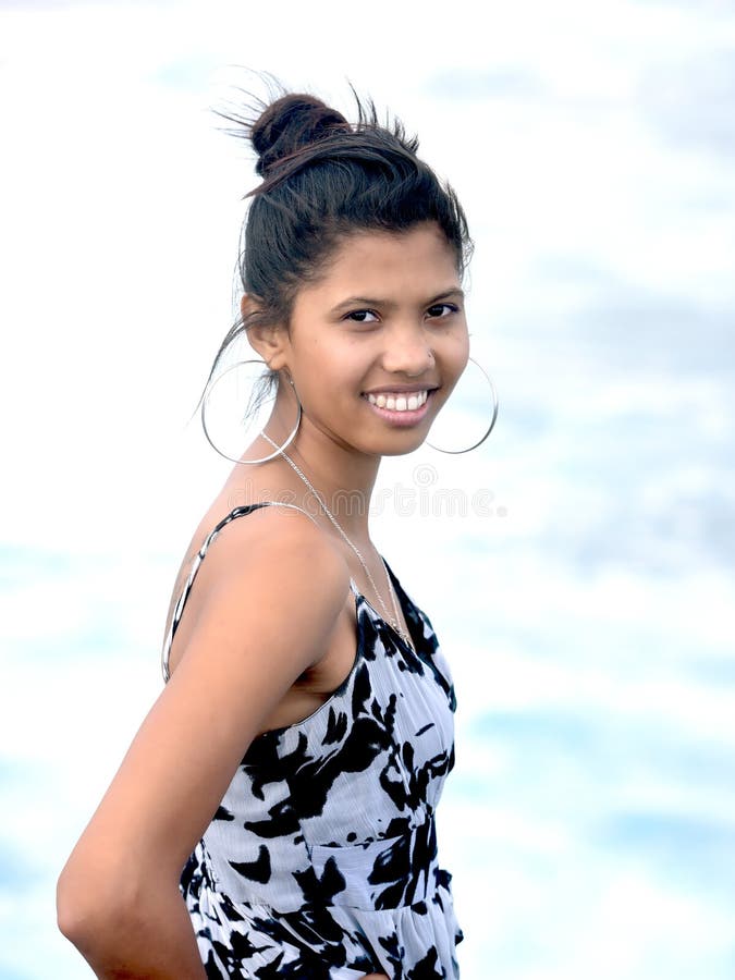 Femme mauricienne image stock. Image du île, beauté, bleu - 61074891