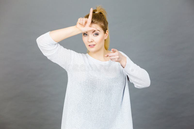 Femme Montrant Le Geste De Perdant Avec L Sur Le Front Image stock ...