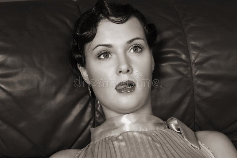 Femme Mort Se Trouvant Sur Le Sofa. Projectile De Studio Image stock ... Femme Mort Se Trouvant Sur Le Sofa. Projectile De Studio Image stock ...