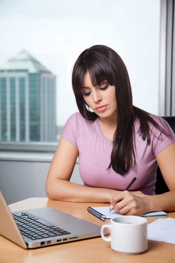 Femme notant des notes image stock. Image du affaires - 22211167