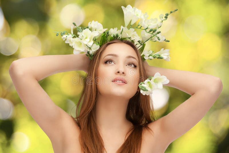Femme Nue Sur Le Fond Vert Avec Des Fleurs Photo Stock Image Du Mince