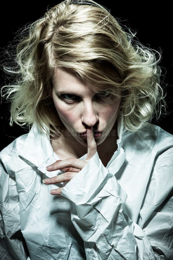 Femme Psychopathe Demandant Le Silence Image stock - Image du fermer ...