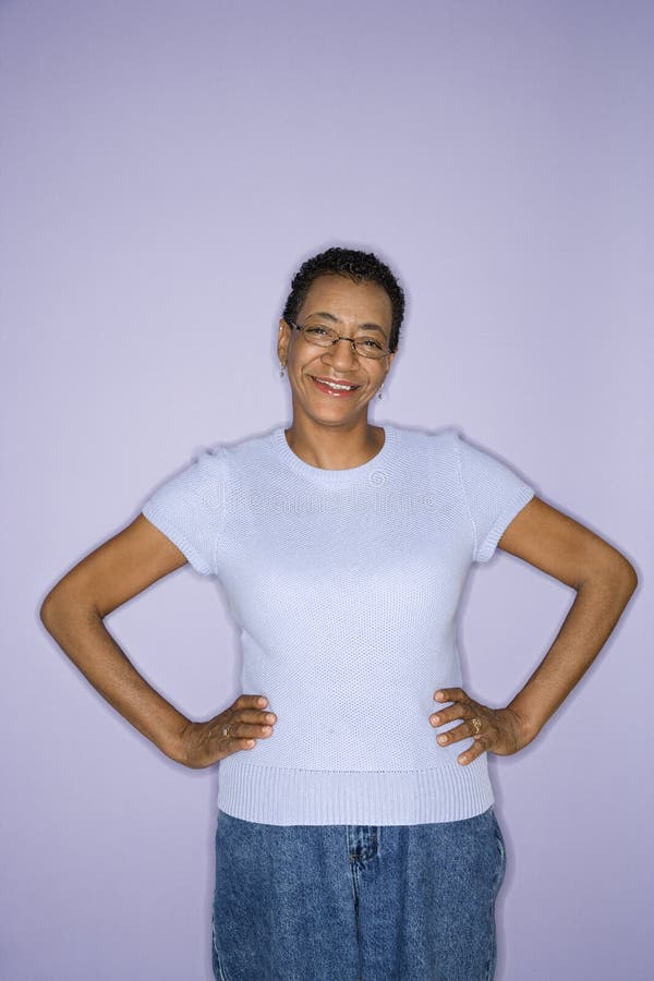 Femme Regardant Le Visualisateur. Photo stock - Image du photographie ...