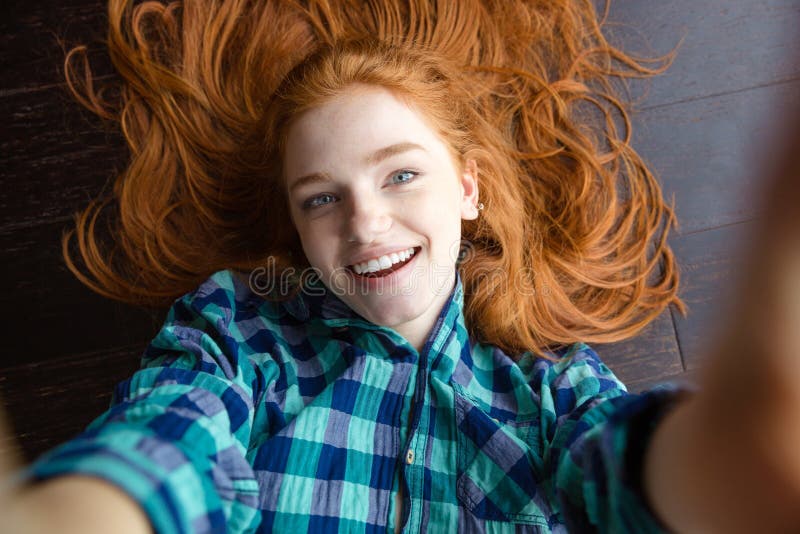 Femme Rousse Gaie Faisant L'image D'individu Se Trouvant Sur Le ... Femme Rousse Gaie Faisant L'image D'individu Se Trouvant Sur Le ...