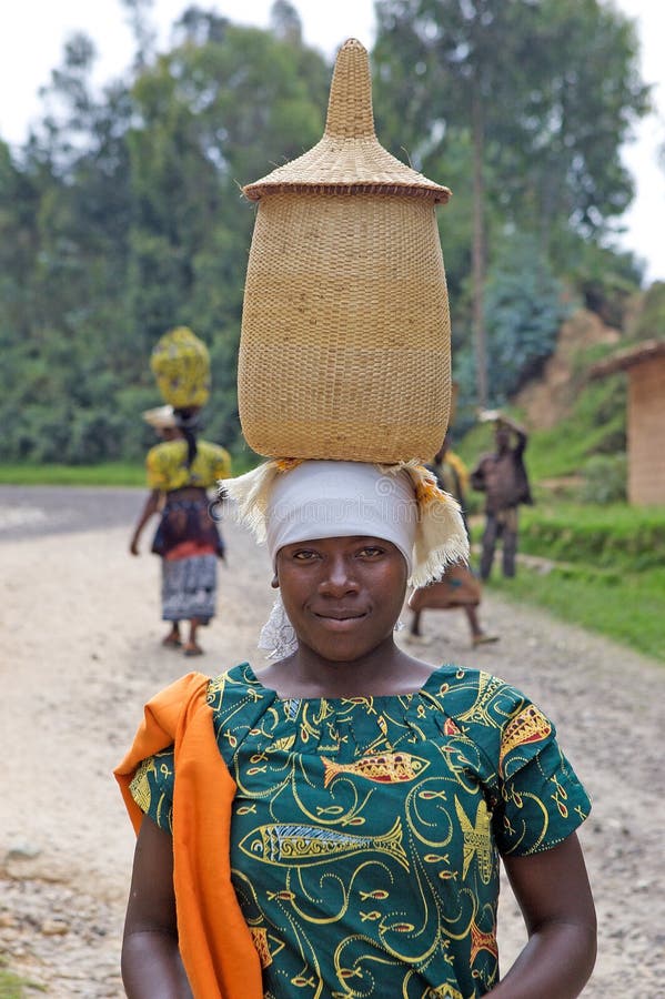 Vieille femme rwandaise photo stock éditorial. Image of âge - 20065598