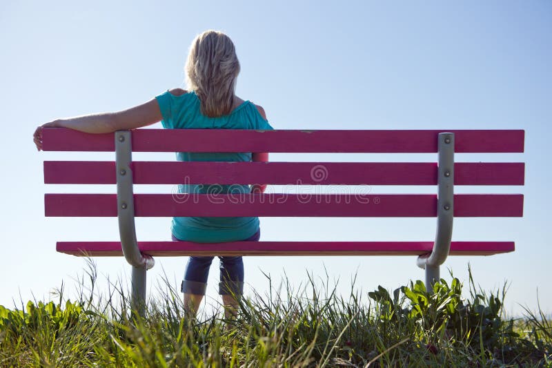 Femme S'asseyant Sur Le Banc Image stock - Image du lumineux, calme ... Femme S'asseyant Sur Le Banc Image stock - Image du lumineux, calme ...