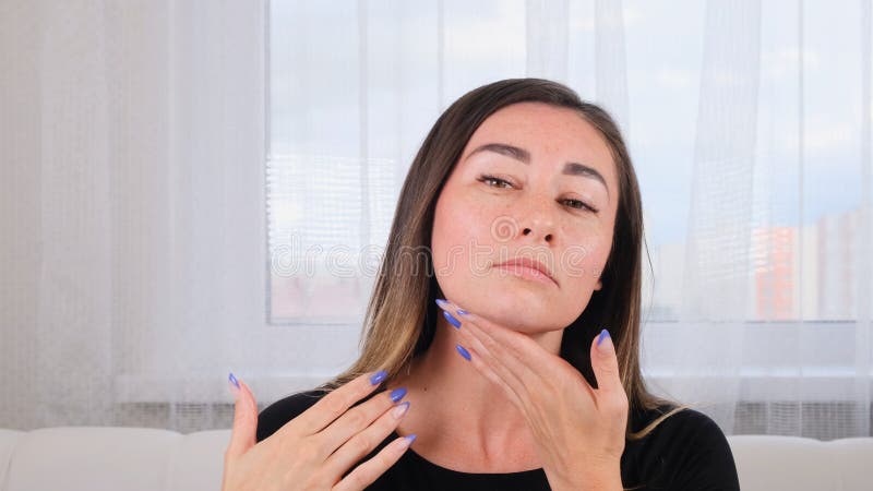 Femme Se Fait Un Massage Du Cou Le Long Des Lignes De Massage Et Pointe