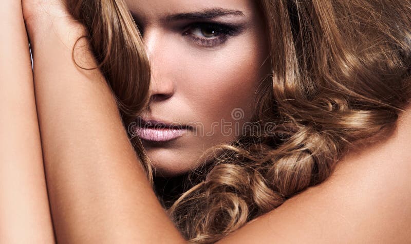 Femme sensible image stock. Image du cheveu, élégance - 25418475