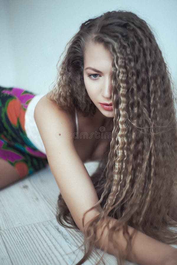 Femme Sexy Avec De Longs Cheveux Dans La Chambre Blanche Avec Le
