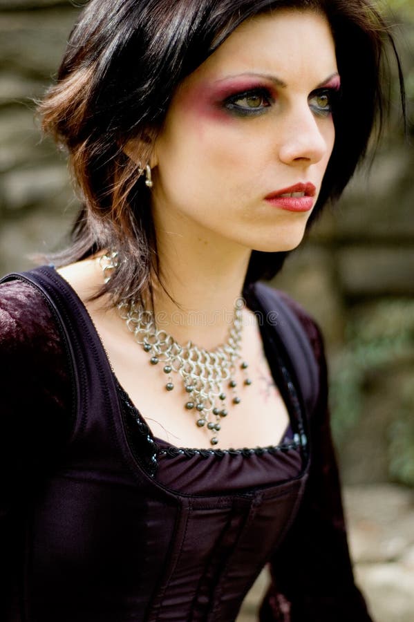 Femme sexy de vampire image stock. Image du attrayant - 12894361