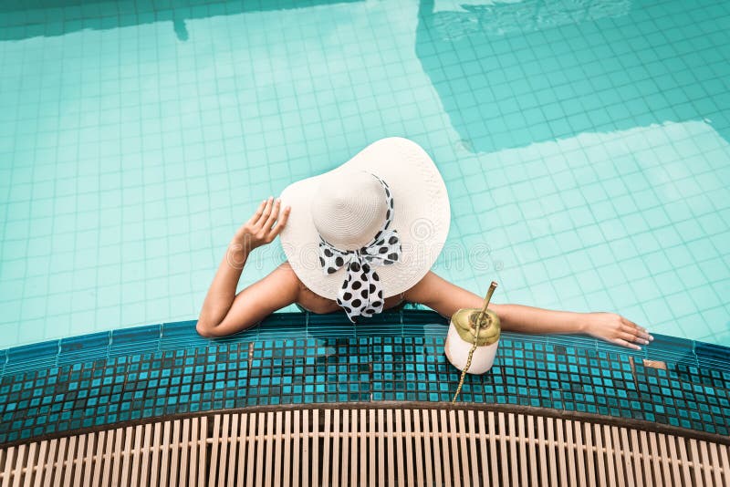 Femme Sexy En Maillot De Bain Est Relaxant Dans La Piscine Belle Femme