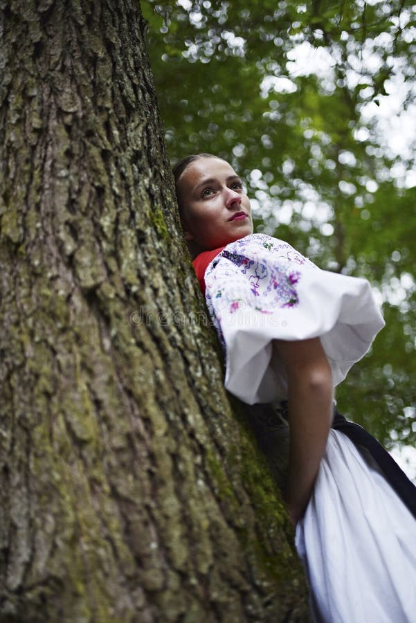 Femme slovaque de folklore photo stock. Image du mode - 78390778