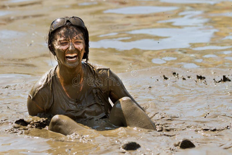 Femme Souriant Dans La Boue Image éditorial - Image of activité ...