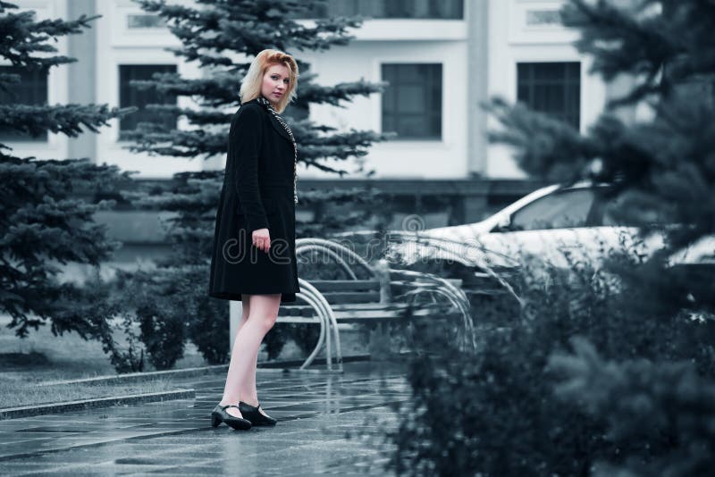 Femme sous la pluie photo stock. Image du couleur, humain - 20965822