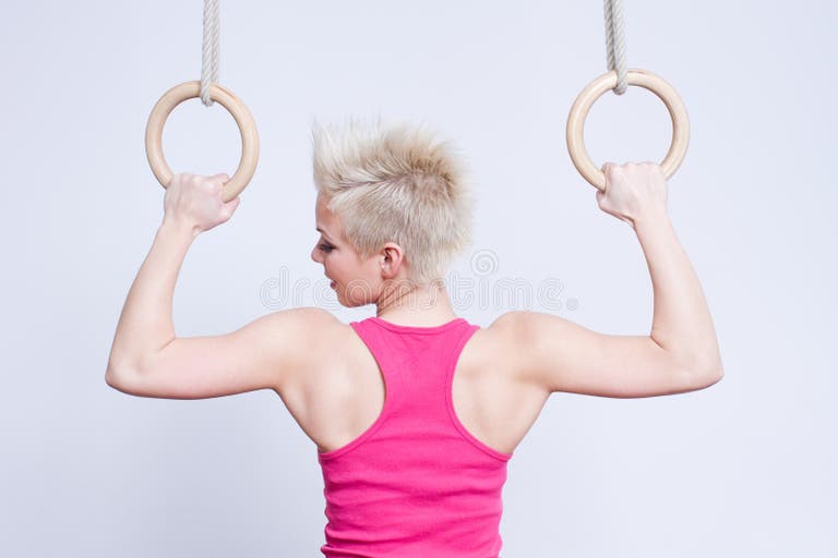 Femme sur des boucles image stock. Image du musculaire - 24430521