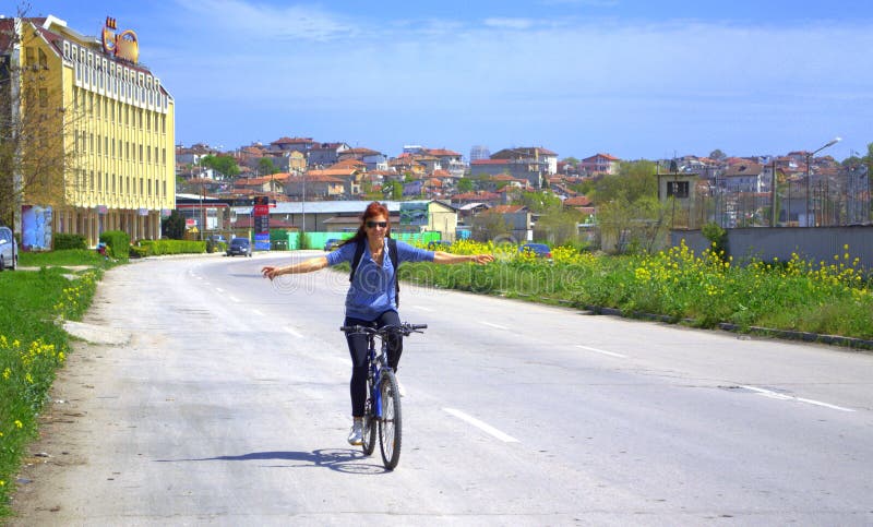 Femme Tendue Heureuse De Cycliste De Bras Image stock - Image du cycle ...