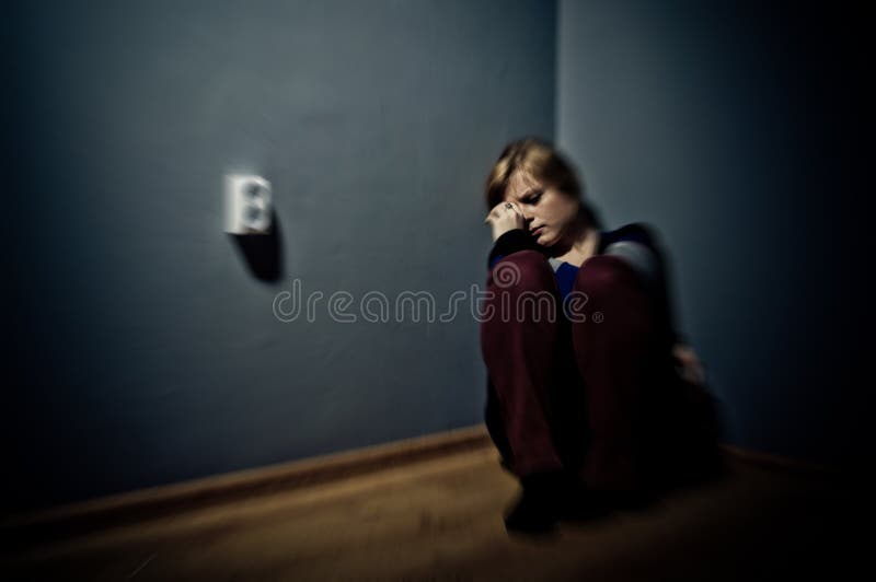 Femme Triste Seul S'asseyant Photo stock - Image du désespoir ... Femme Triste Seul S'asseyant Photo stock - Image du désespoir ...