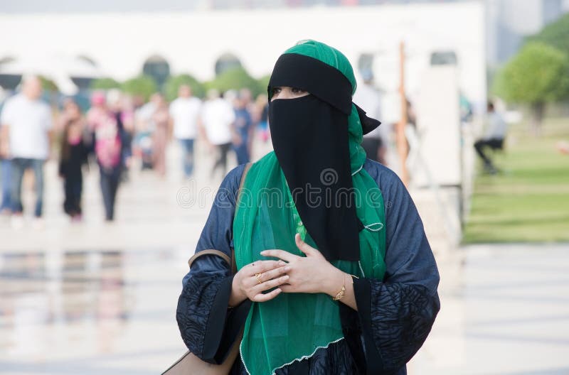 Femme voilée de muslima image stock éditorial. Image du mosquée - 107439984
