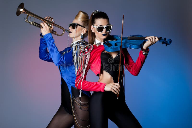 Femmes Avec Des Instruments De Musique Image stock - Image du coiffure ...