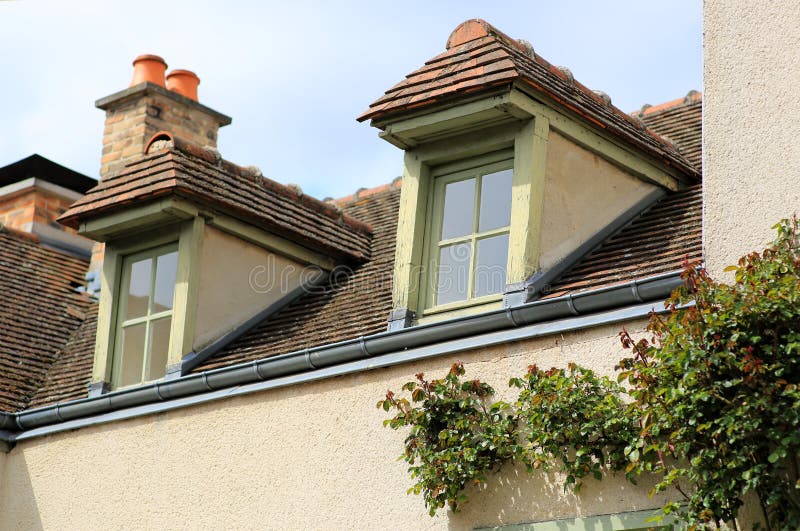 Toit en mansarde image stock. Image du maison, toit, acre - 143411