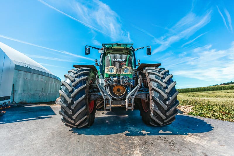Alter Fendt-Traktor Mit Geschlepptem Drehheuwender Heuen Sie Bereites ... Alter Fendt-Traktor Mit Geschlepptem Drehheuwender Heuen Sie Bereites ...