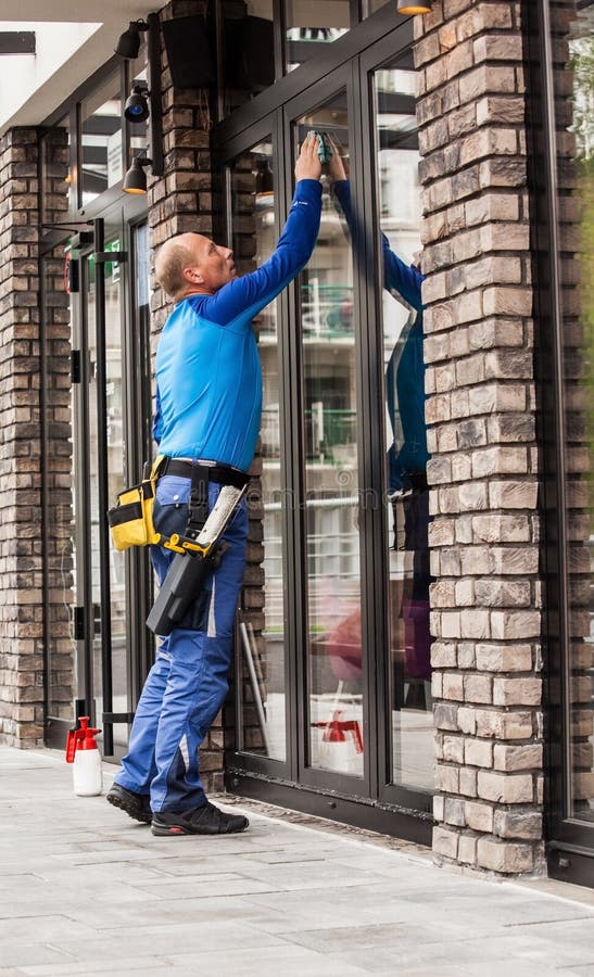 Fensterputzer, Der am Errichten Im Freien Arbeitet Stockbild - Bild von ...