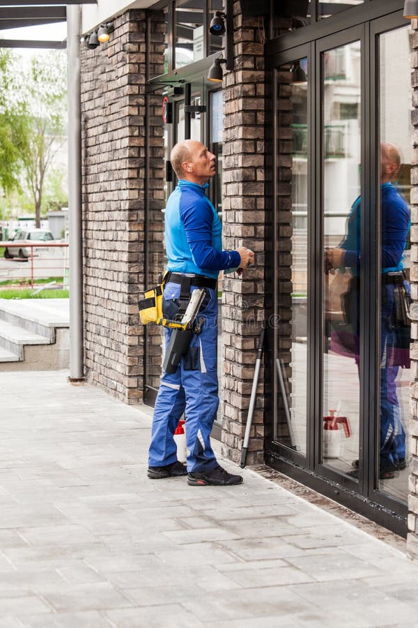 Fensterputzer, Der am Errichten Im Freien Arbeitet Stockbild - Bild von ...